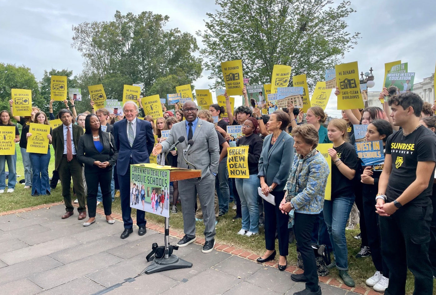 Democrats relaunch the Green New Deal for public schools - Medill on ...