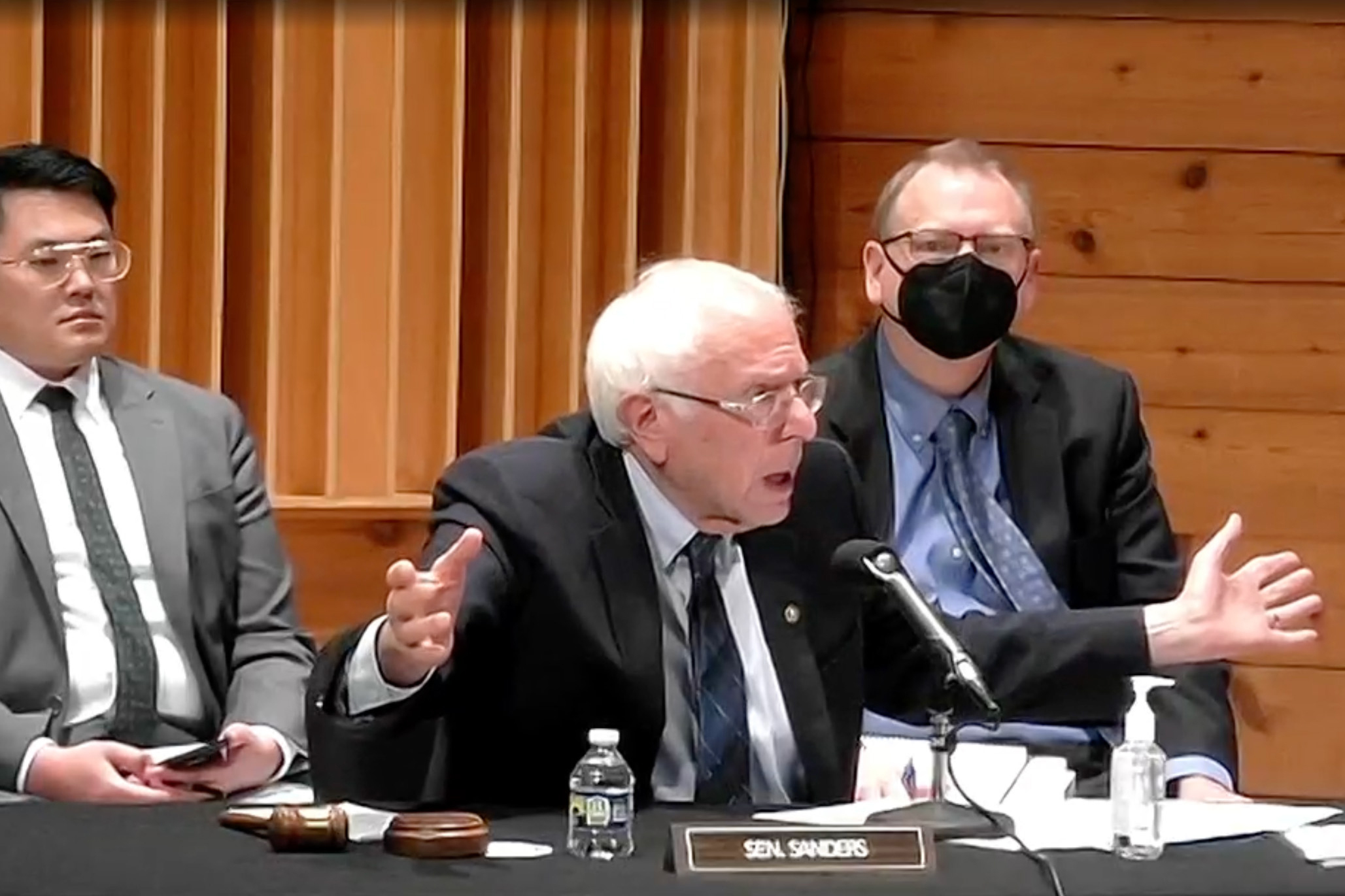 Sanders stands in solidarity with striking nurses in solo Senate field ...